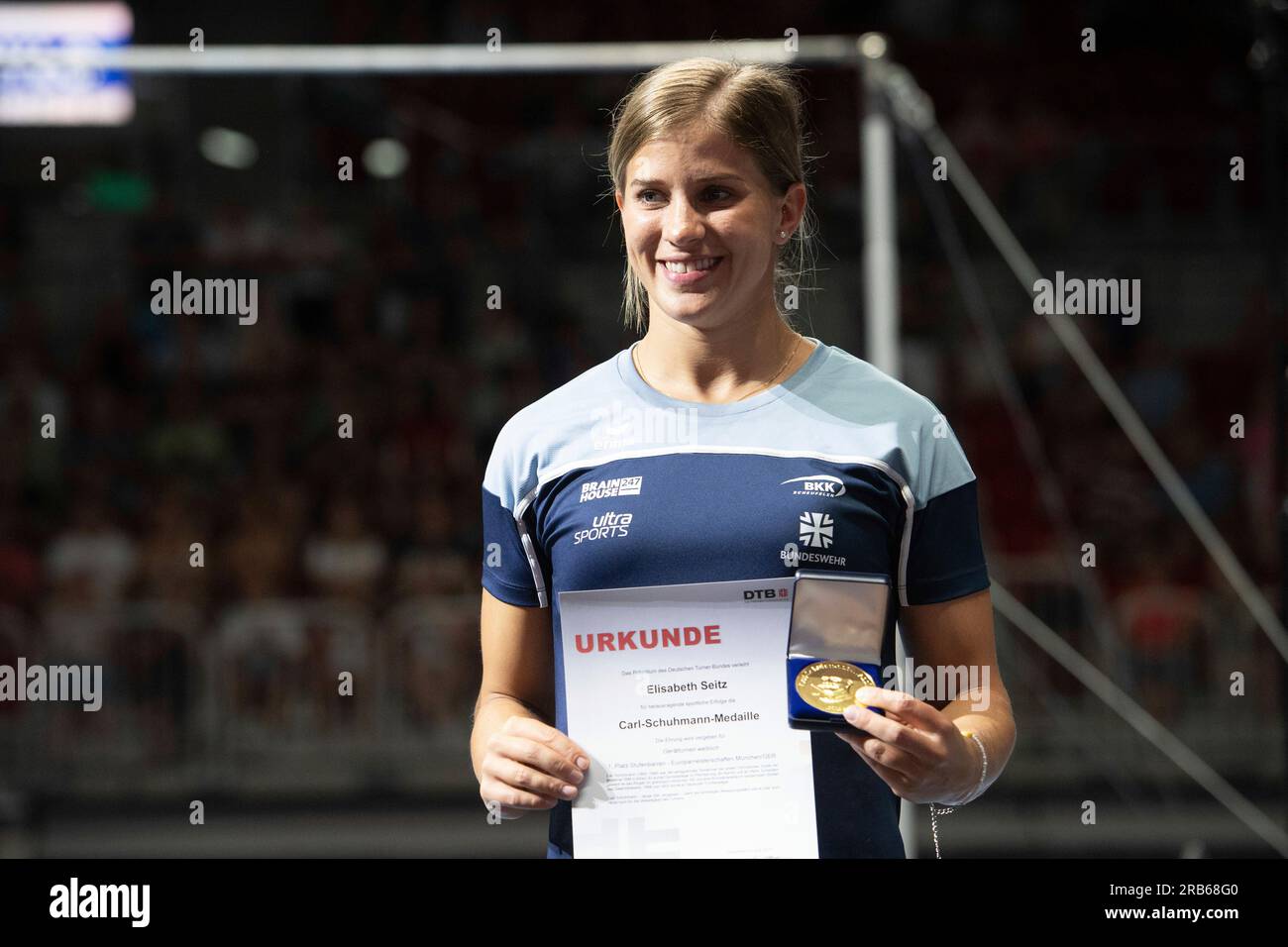 Elisabeth SEITZ receives the Carl Schuhmann medal of the DTB ...