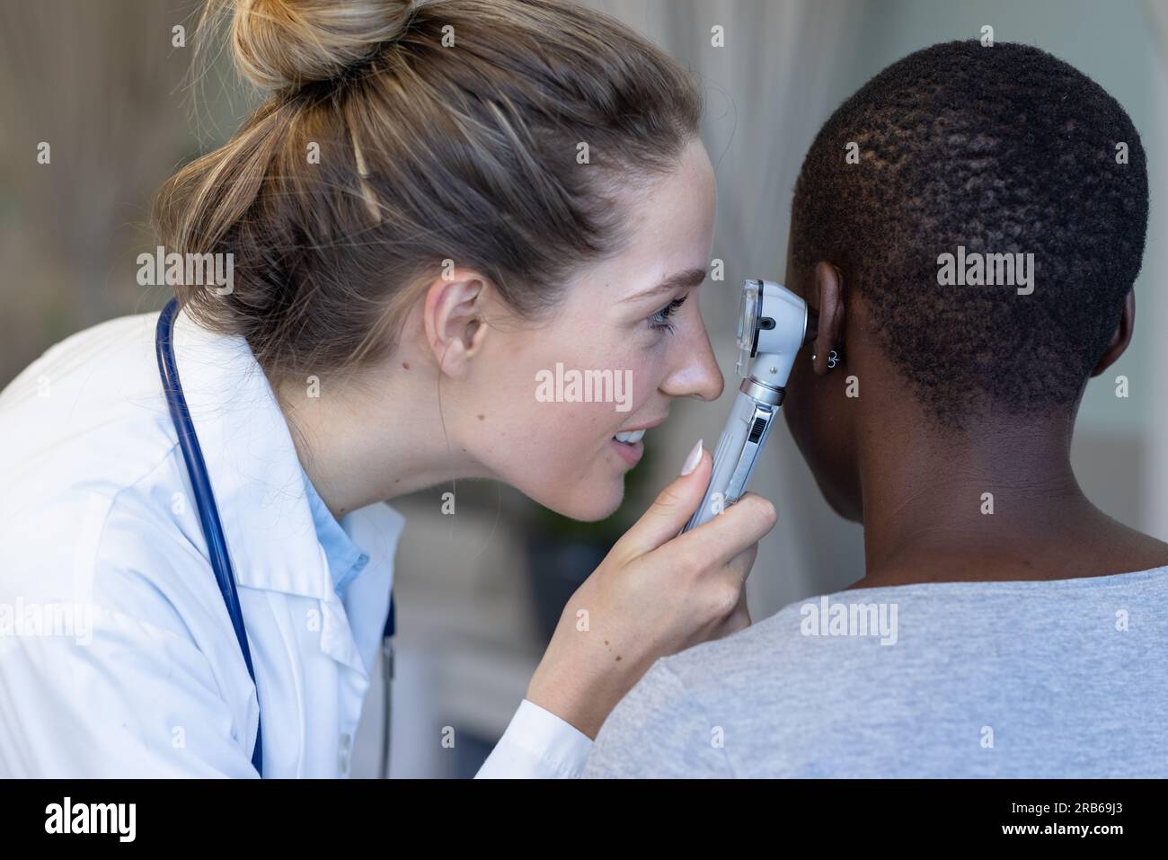 Female army doctor hi-res stock photography and images - Alamy