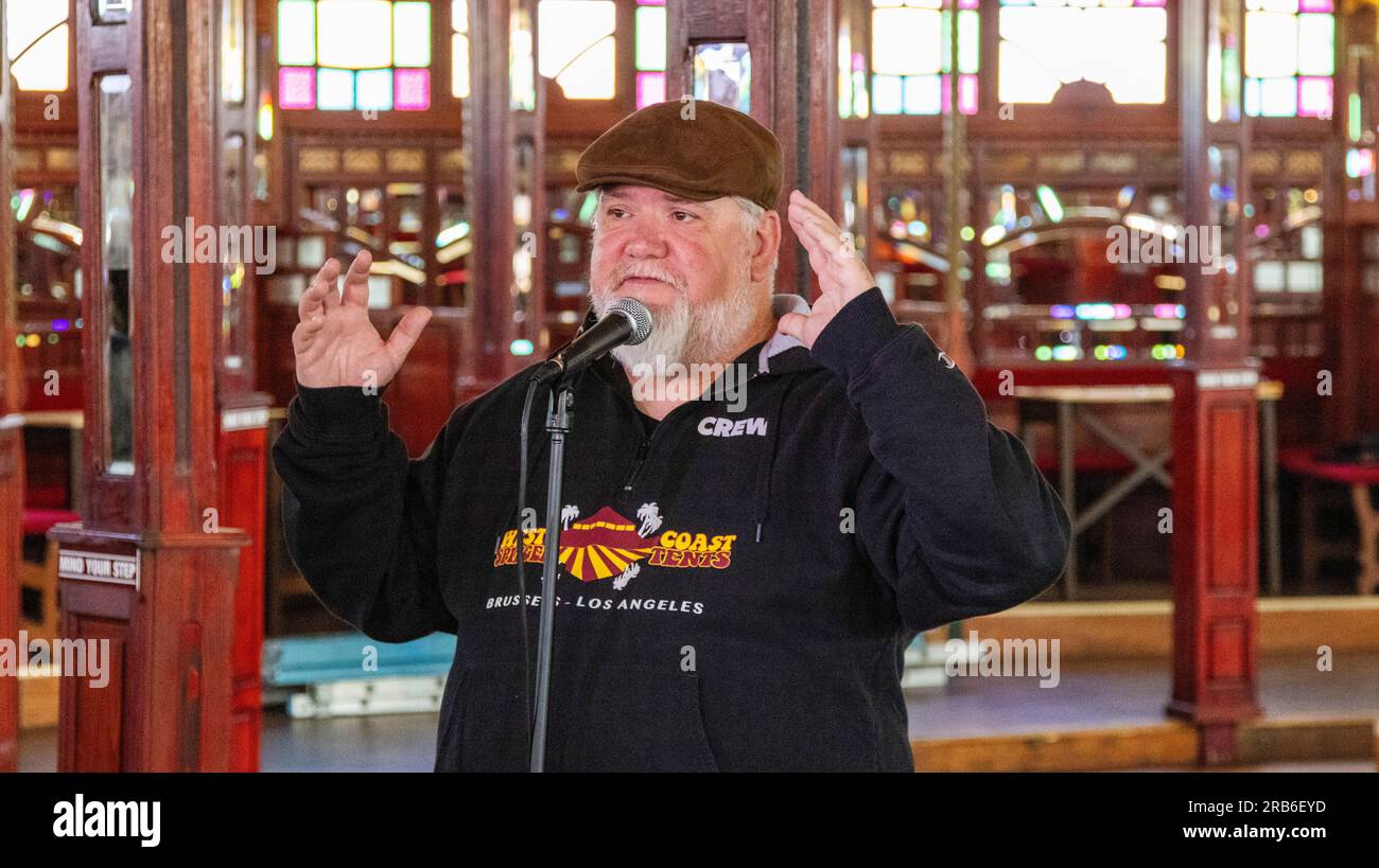 Tent Master Peter Goossens describes the Spiegeltent building process ...