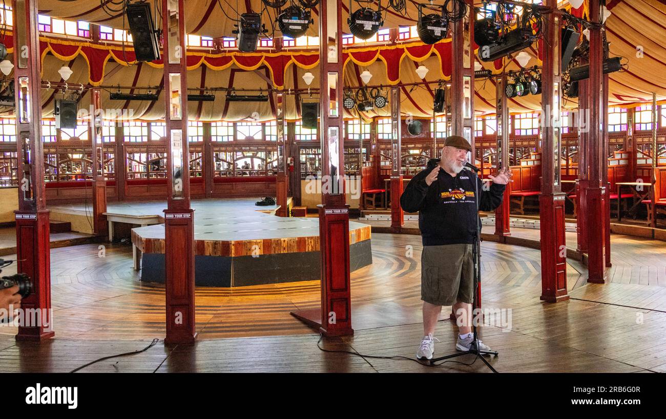 Tent Master Peter Goossens describes the Spiegeltent building process ...
