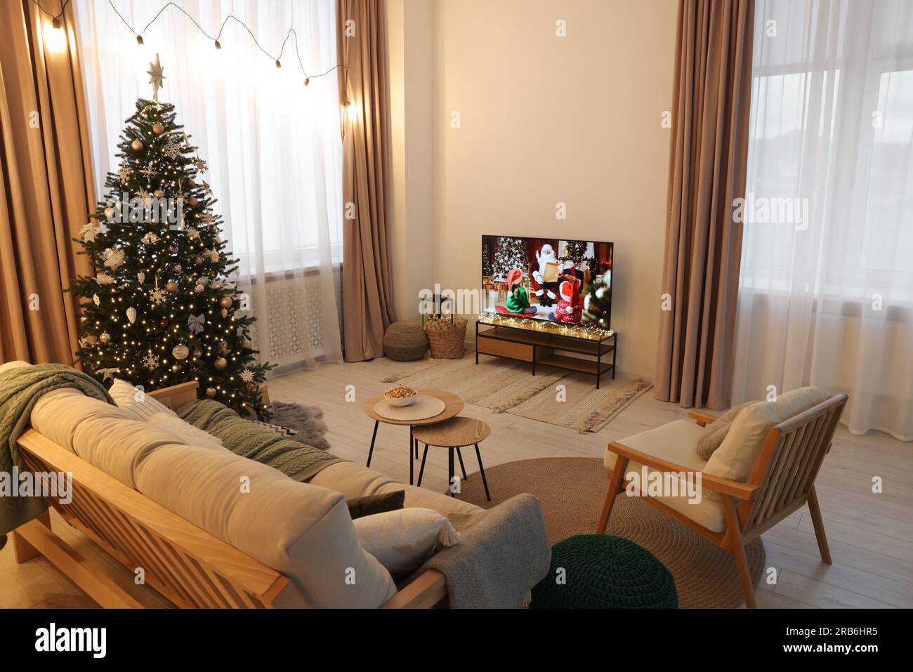 Christmas film tree television hi-res stock photography and images - Alamy