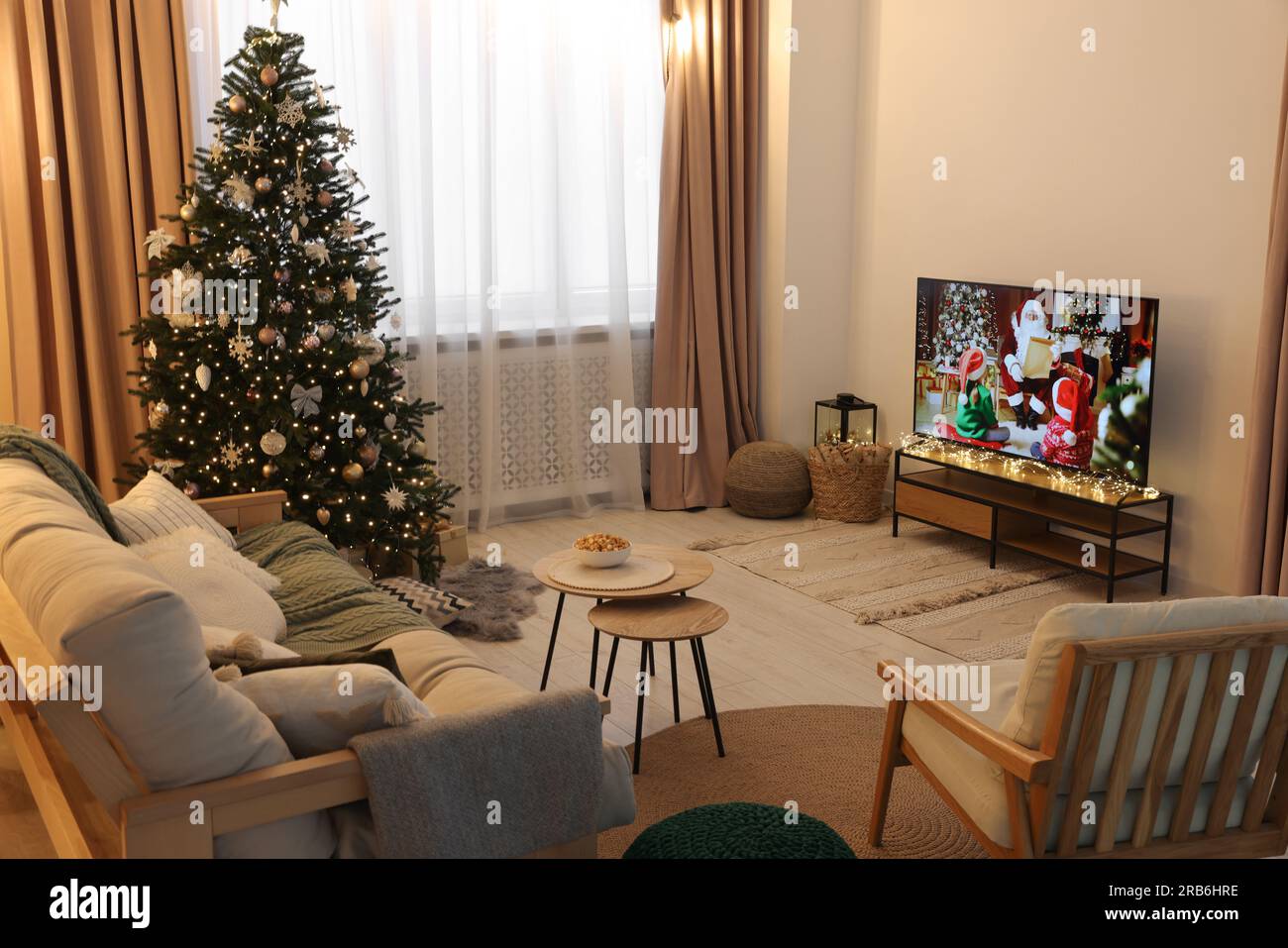 Christmas film tree television hi-res stock photography and images - Alamy