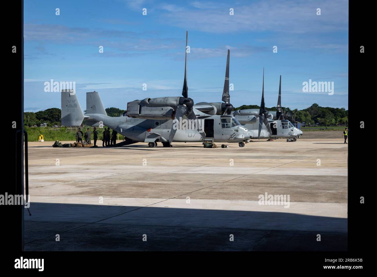 U.S. Marines with Marine Medium Tiltrotor Squadron (VMM) 163 ...