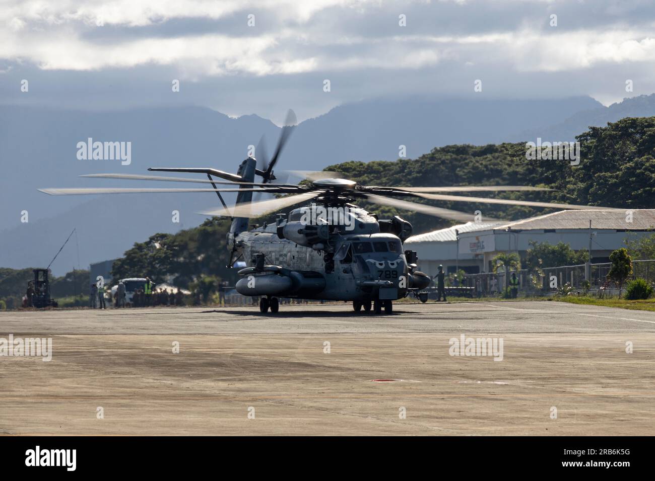 A U.S. Marine Corps CH-53E Super Stallions attached to Marine Medium ...