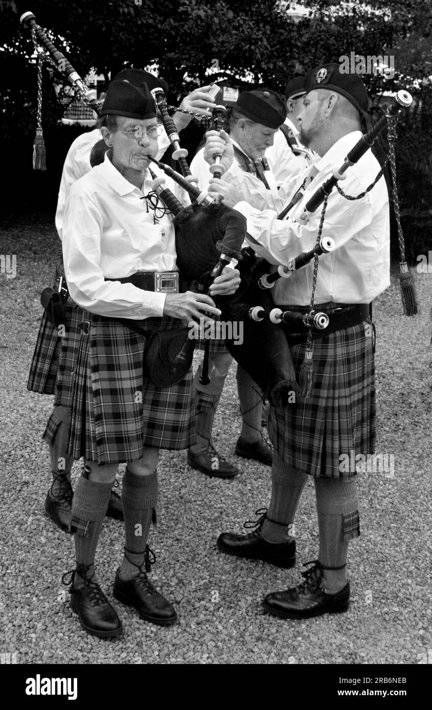 Kilts on highlanders Black and White Stock Photos & Images - Alamy