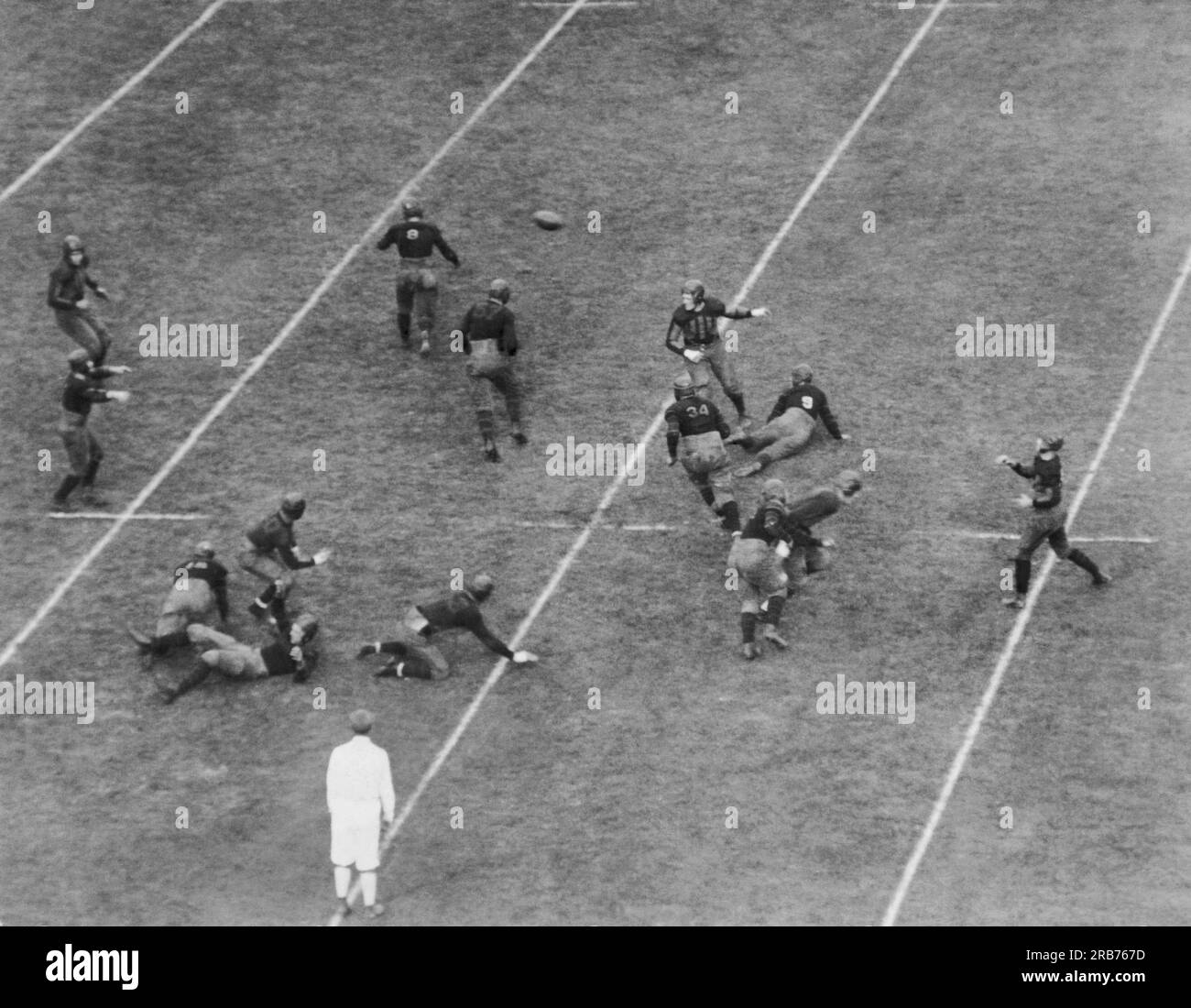 1920s football players hi-res stock photography and images - Alamy
