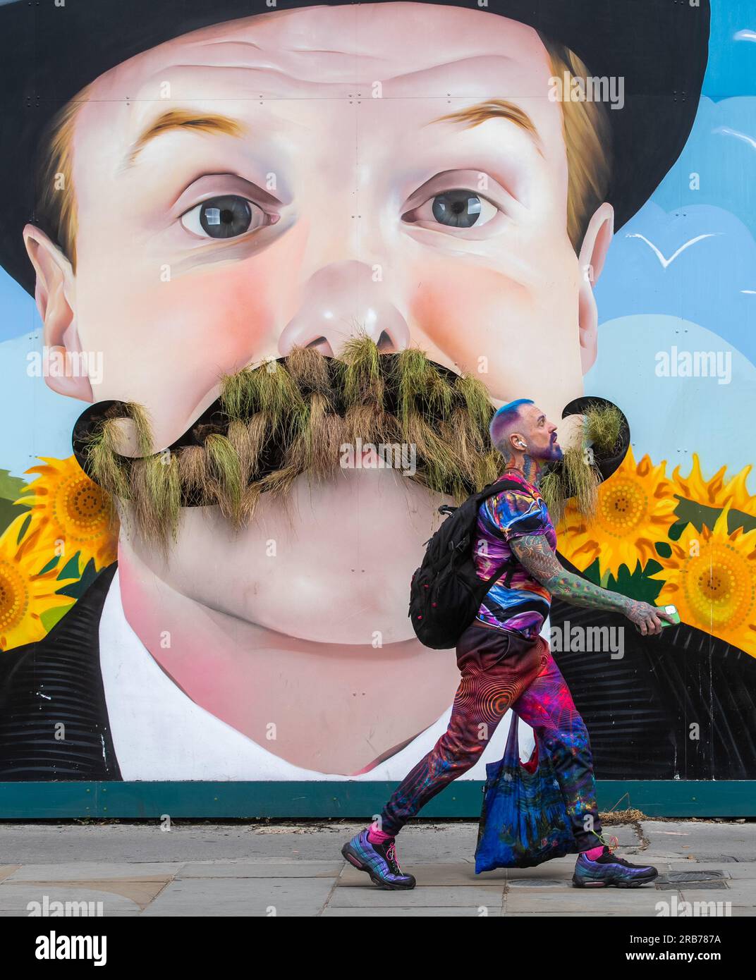© Jeff Moore HOT WEATHER - Commuters pass The Green Living Wall art ...