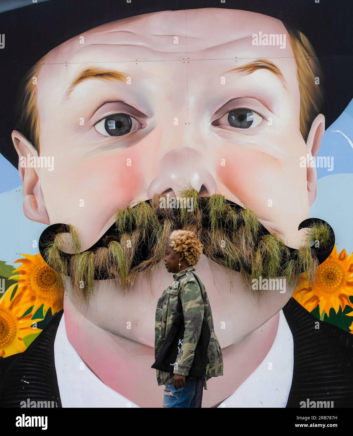 © Jeff Moore HOT WEATHER - Commuters pass The Green Living Wall art ...