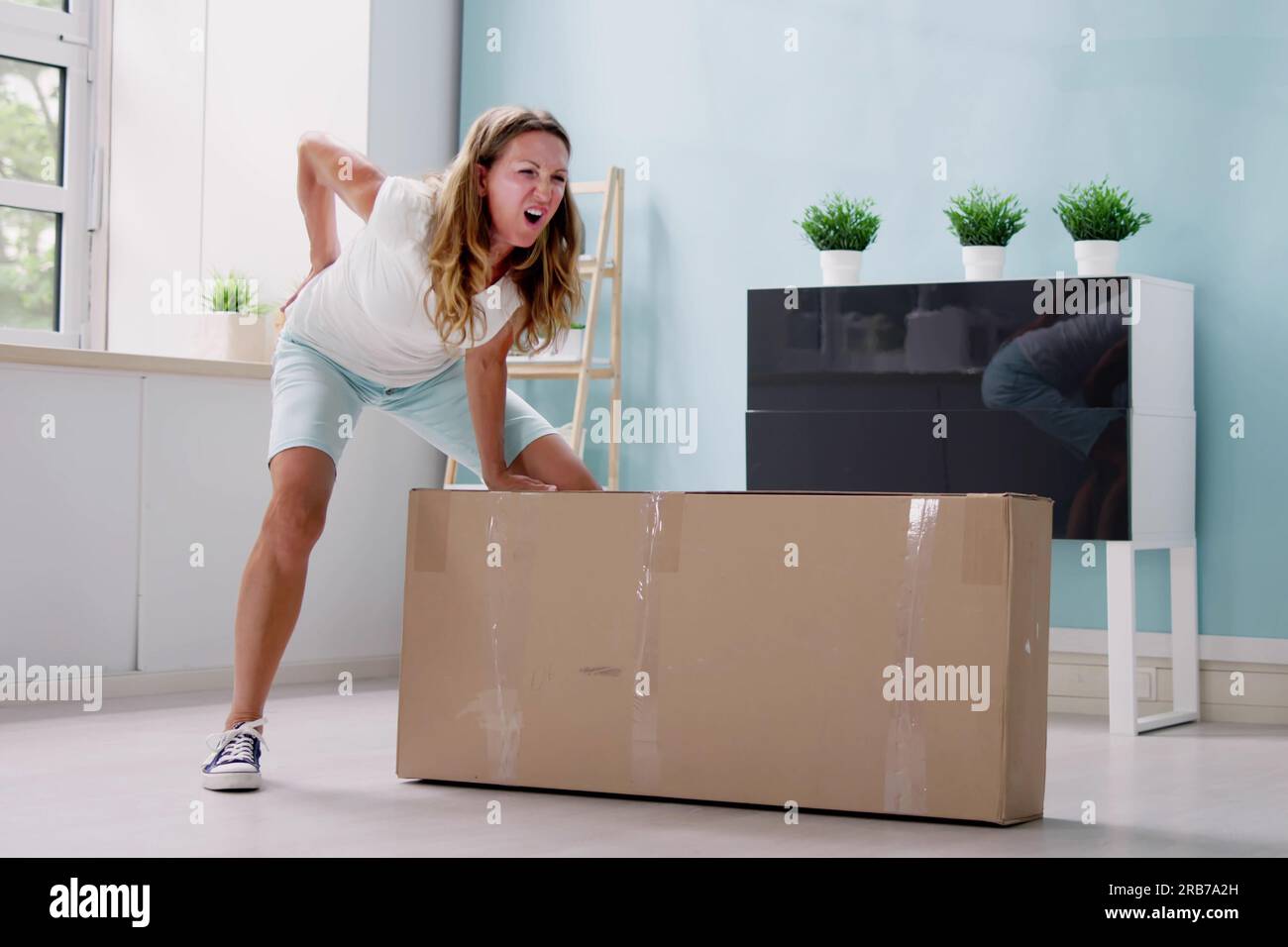 Heavy Box And Back Pain Injury. Relocation Work Stock Photo - Alamy
