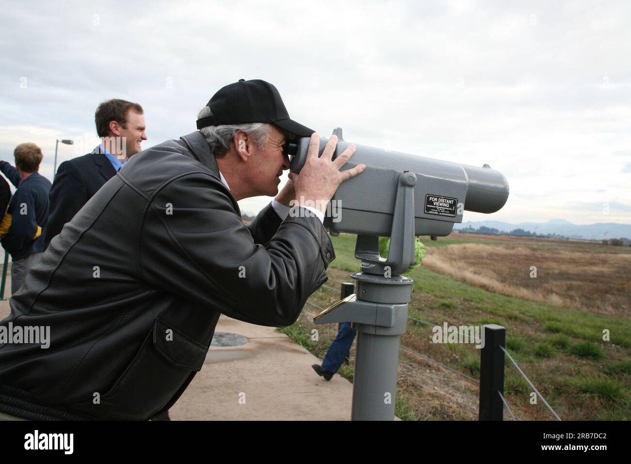 Secretary of the Interior, Dirk Kempthorne, uses the free telescope at ...