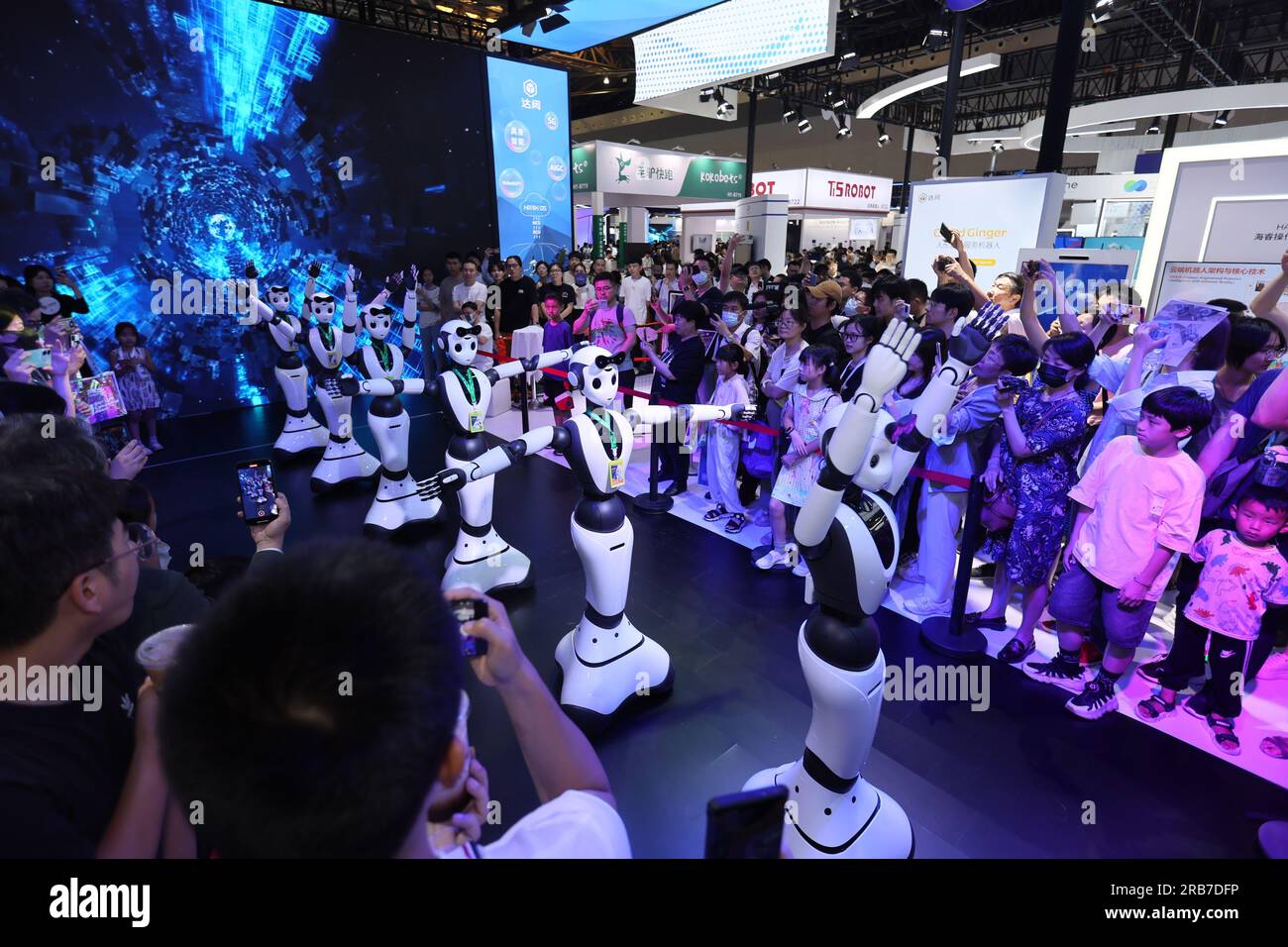 Shanghai, China. 6th July, 2023. Visitors watch humanoid robots dancing ...