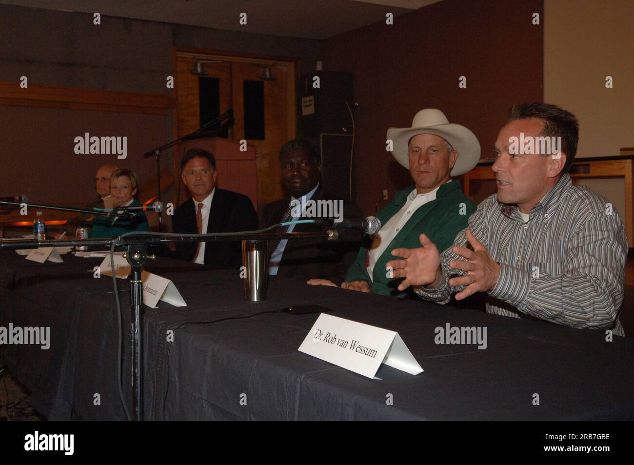 Police crowd control horses hi-res stock photography and images - Alamy