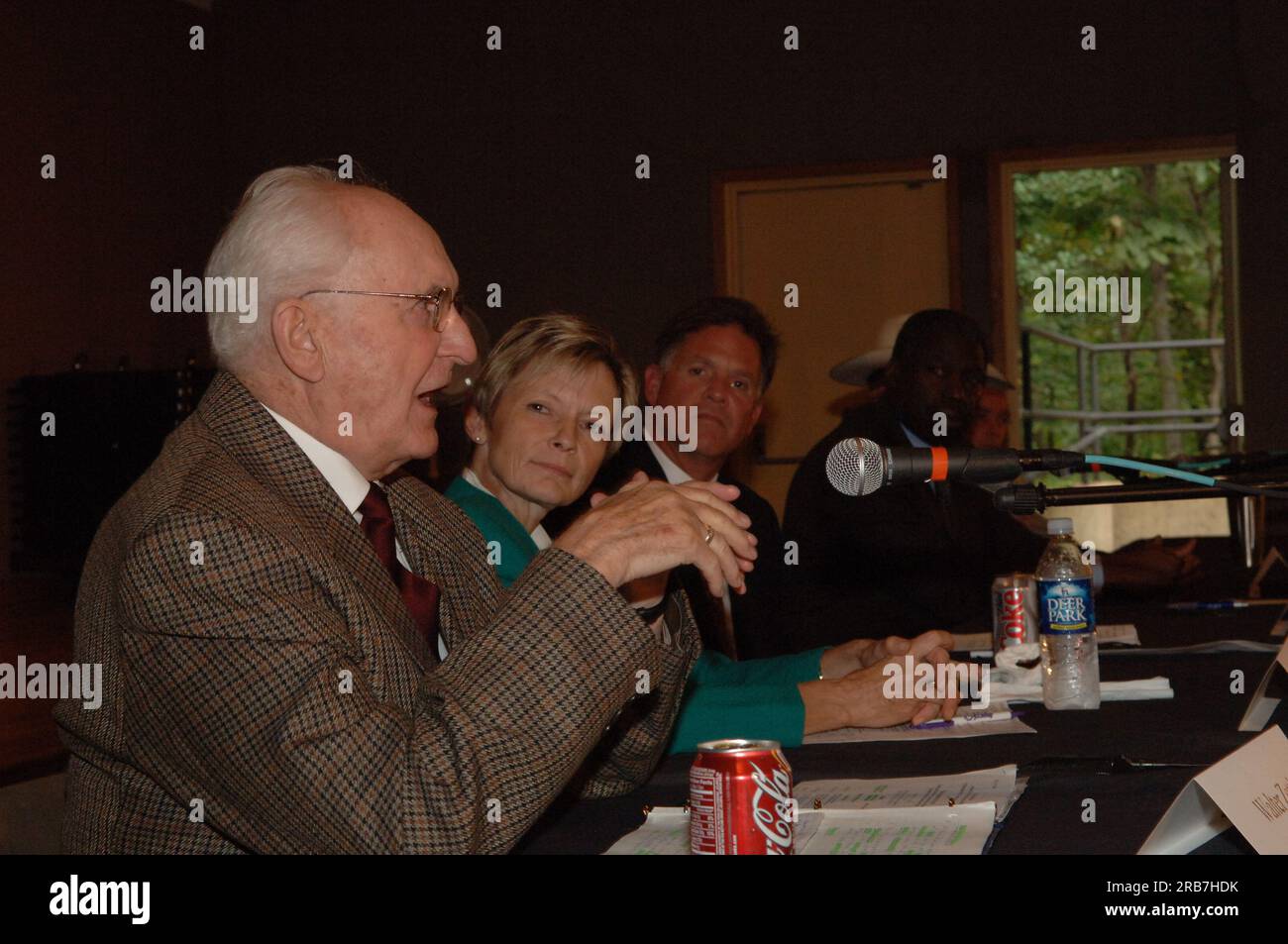 Discussion animals hi-res stock photography and images - Alamy