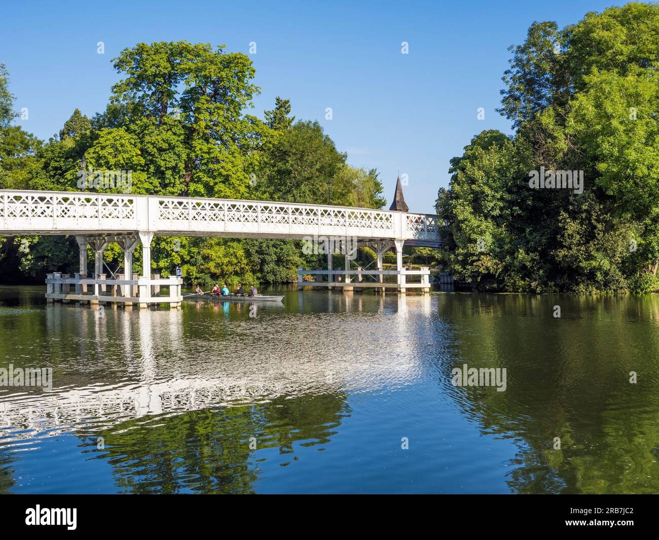 Rowers on the River Thames with, Whitchurch Bridge, Church Spire ...