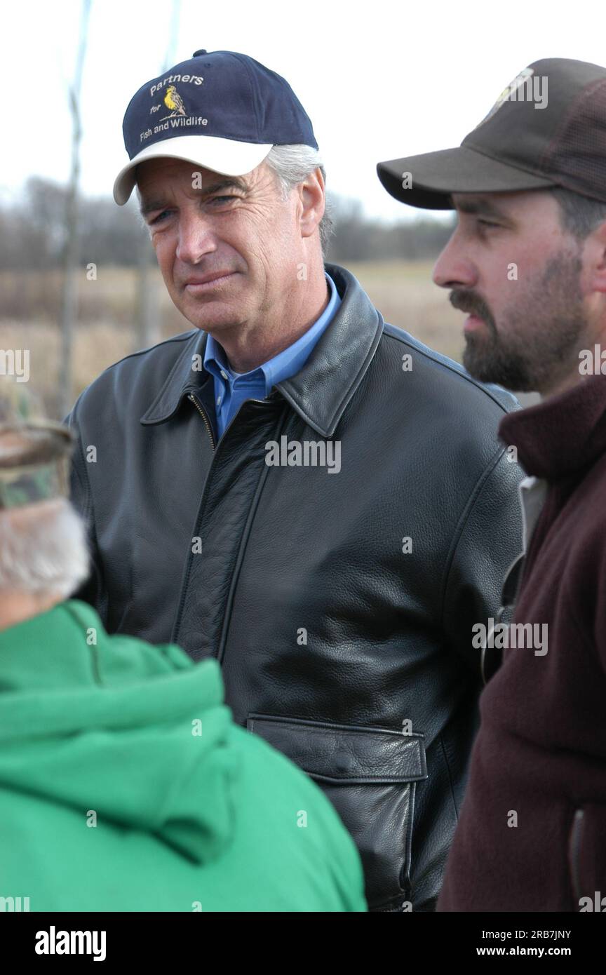 Secretary Dirk Kempthorne touring with Fish and Wildlife Service staff ...