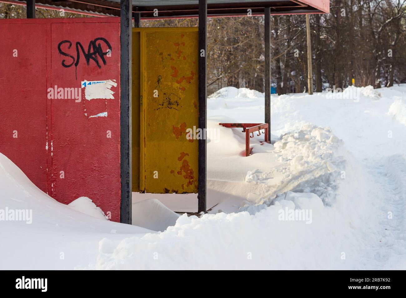 Empty bus stop winter hi-res stock photography and images - Alamy