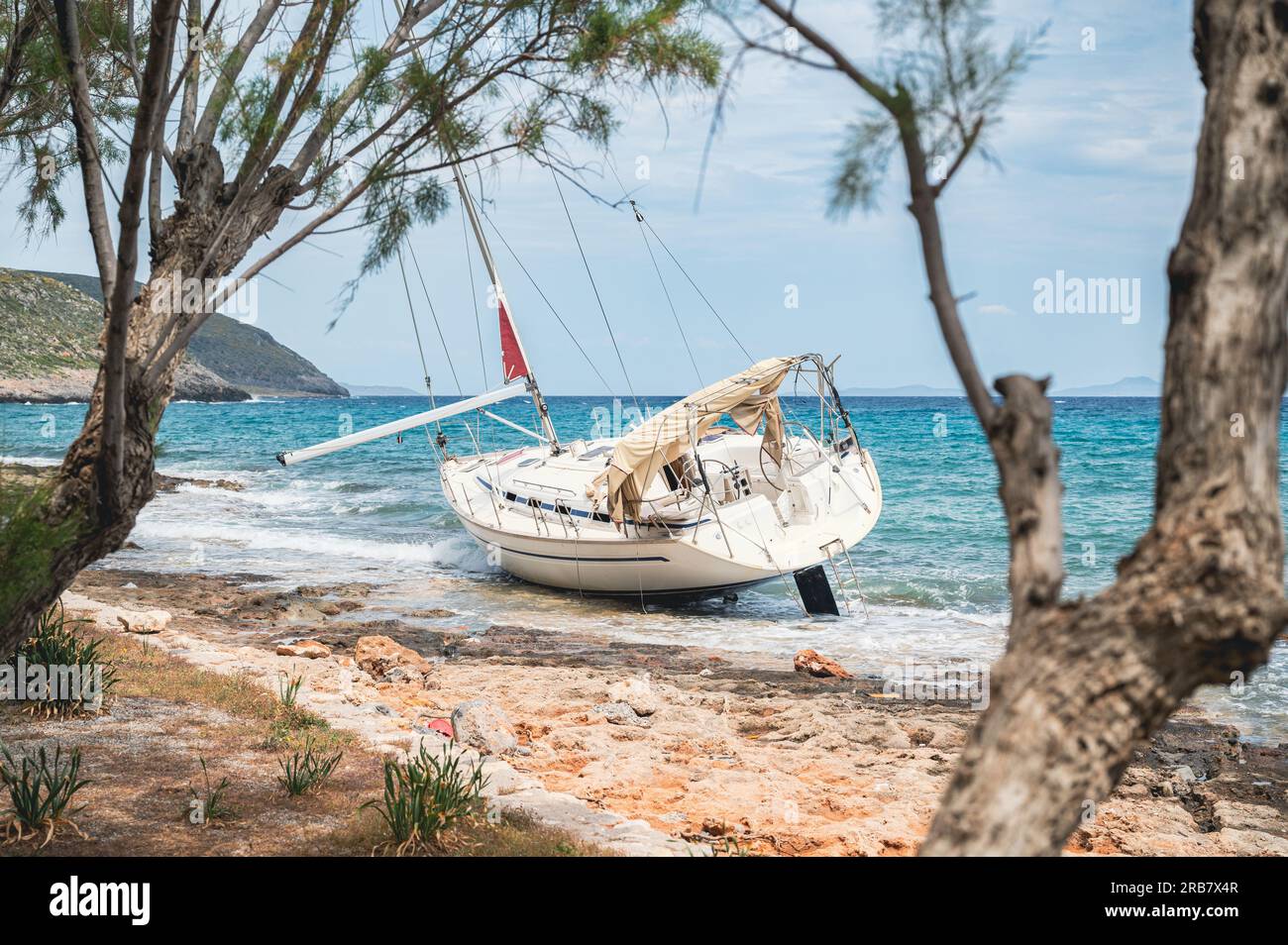 Wreck of a recreational sailing yacht beached on the shore Stock Photo - Alamy