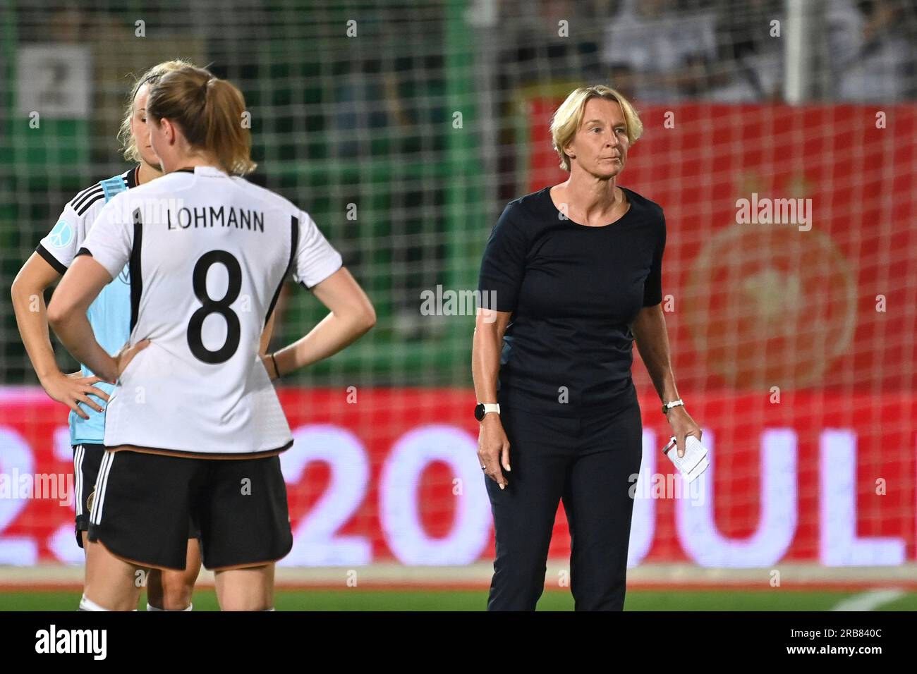 Martina VOSS-TECKLENBURG (Bundescoachin GER) after the end of the game. Li: Sydney LOHMANN (GER ...