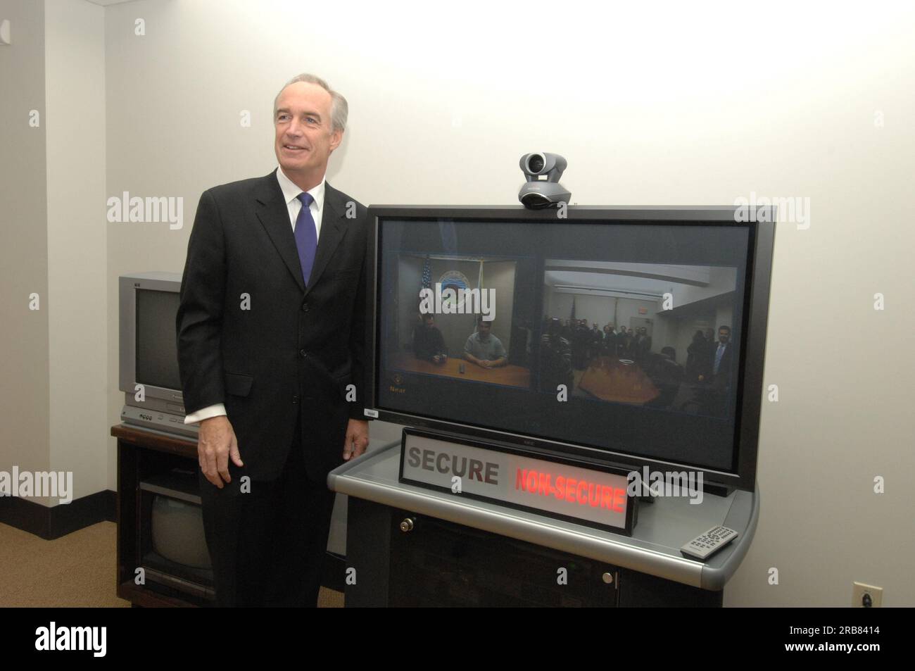 Secretary Dirk Kempthorne joining other senior officials for ribbon ...