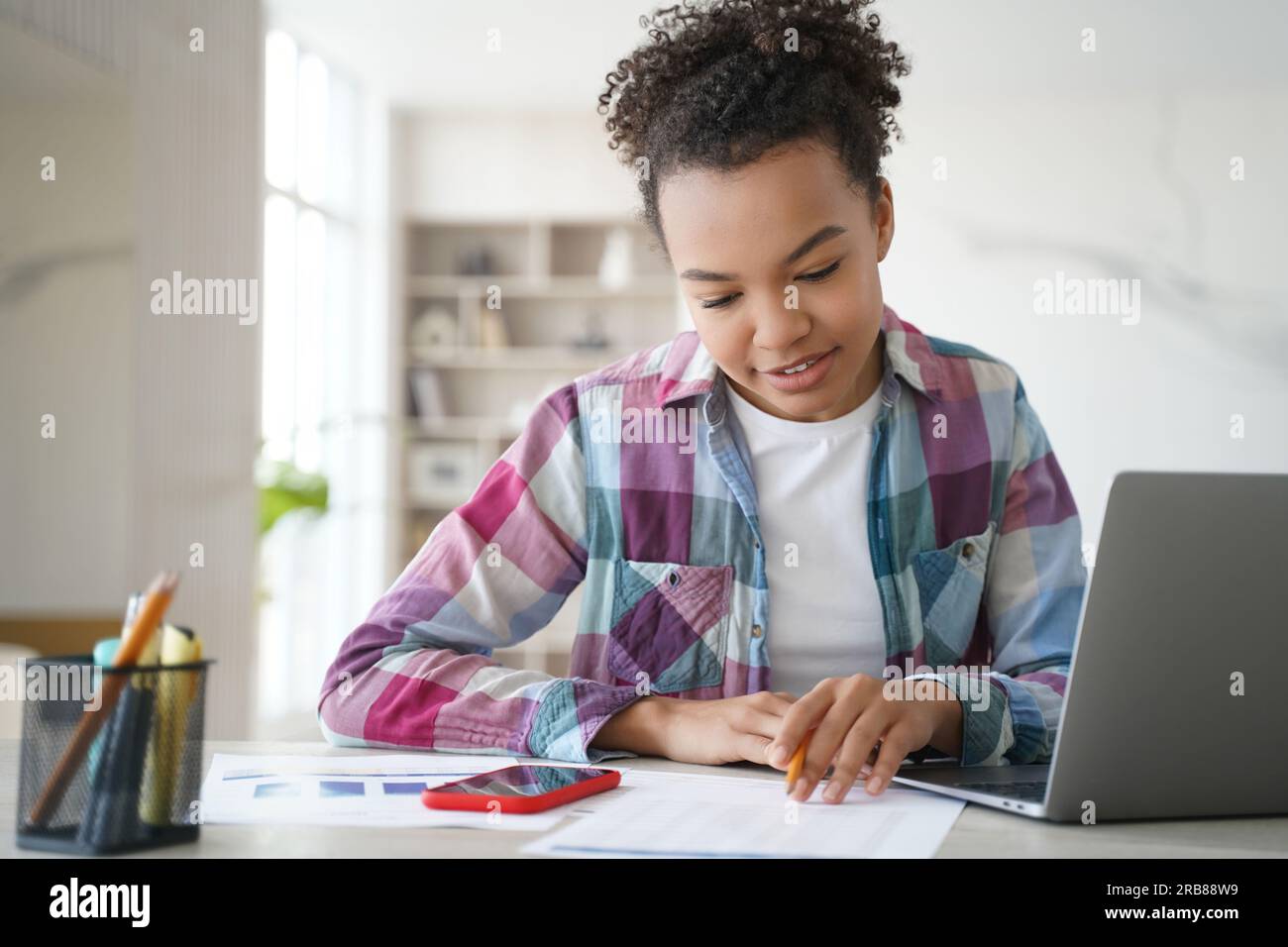 Teen elearning hi-res stock photography and images - Alamy
