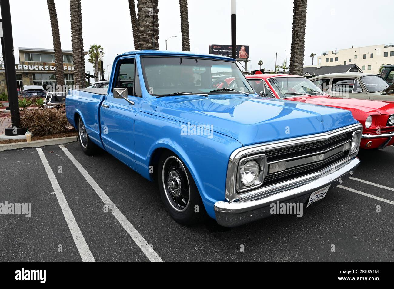 A vintage American pick up truck Stock Photo - Alamy