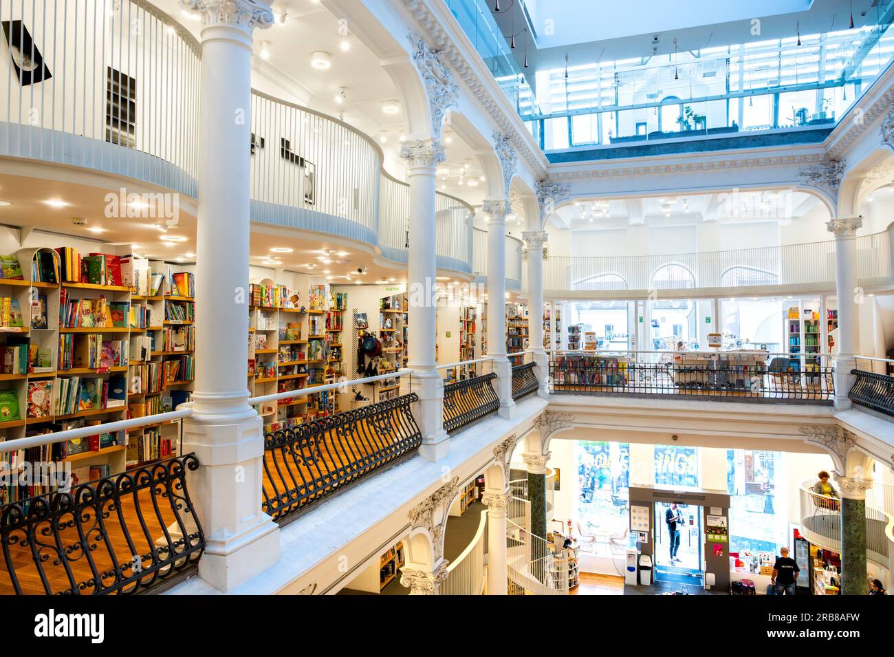 Bucharest, Romania - 2022: Interior of the Carturesti Carousel bookshop ...