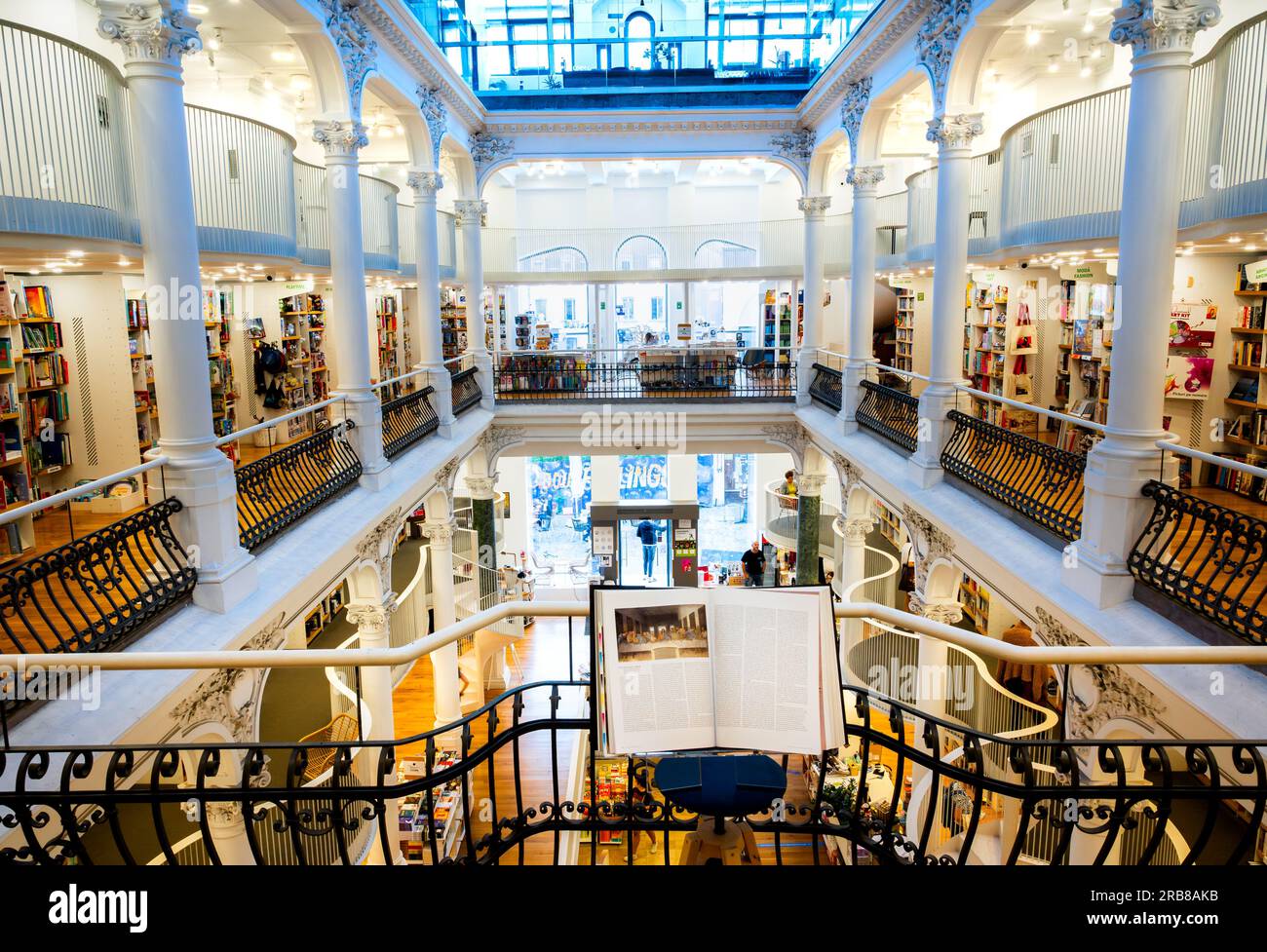 Bucharest, Romania - 2022: Interior of the Carturesti Carousel bookshop ...