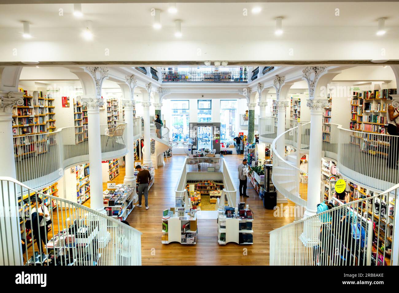 Bucharest, Romania - 2022: Interior of the Carturesti Carousel bookshop ...