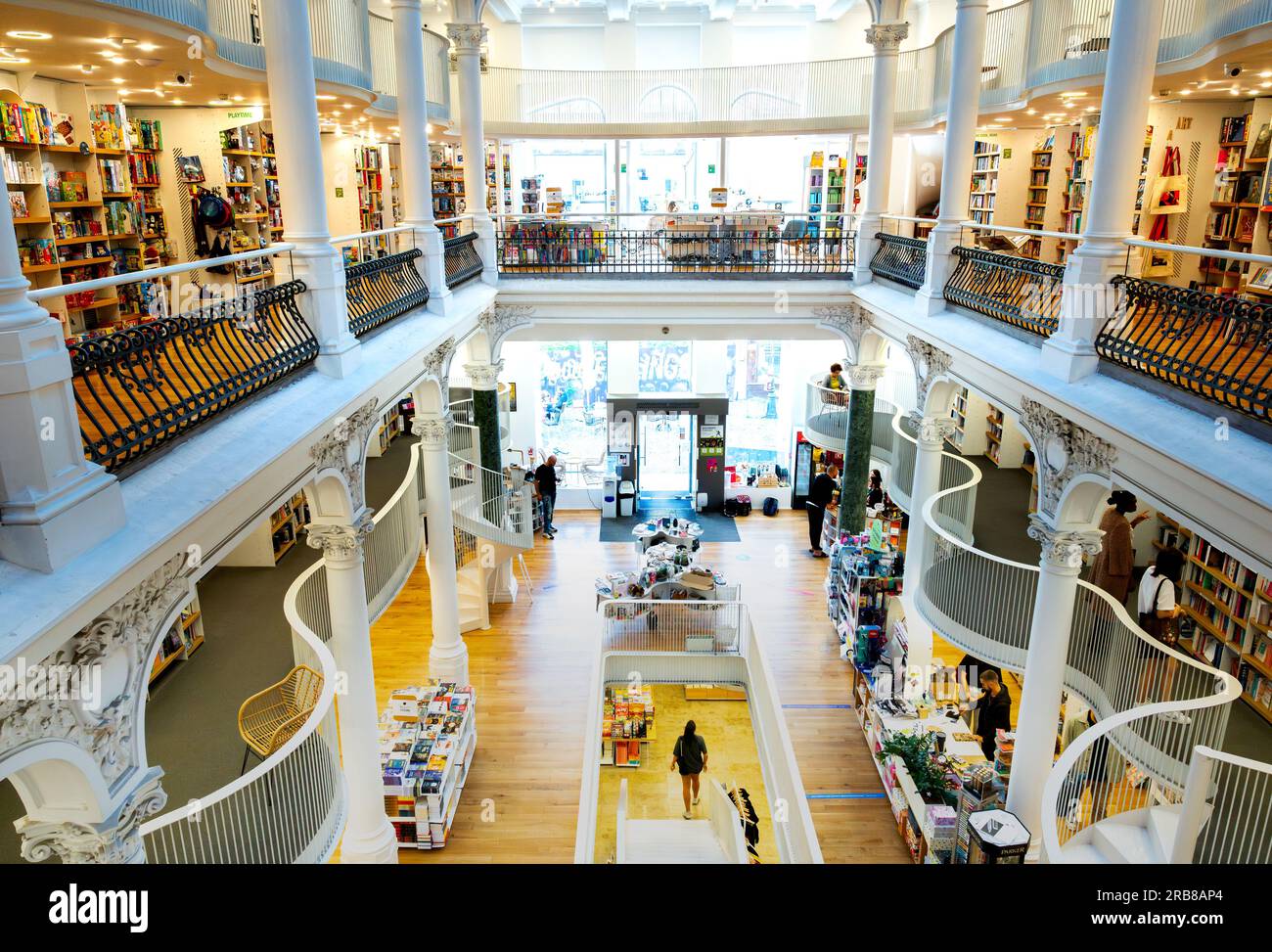 Bucharest, Romania - 2022: Interior of the Carturesti Carousel bookshop ...