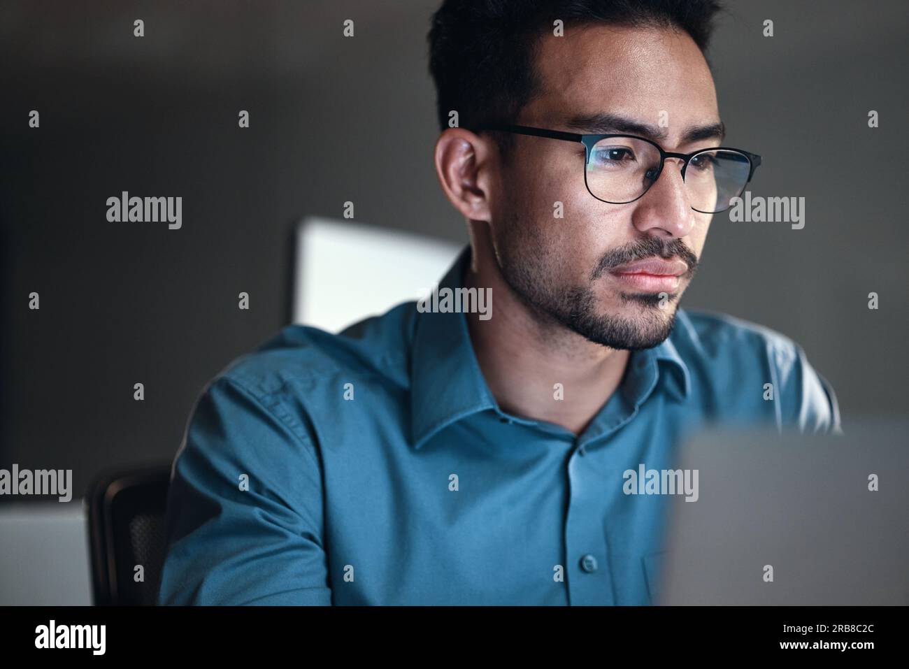 Reading research man computer hi-res stock photography and images - Alamy