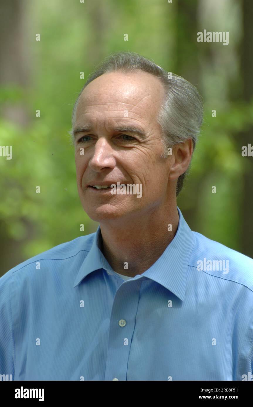 Closeups of Secretary Dirk Kempthorne during taping of migratory birds ...