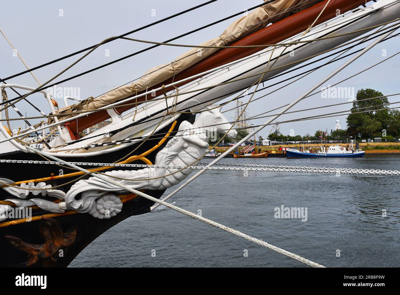 Carved figurehead on bow ship hi-res stock photography and images - Alamy