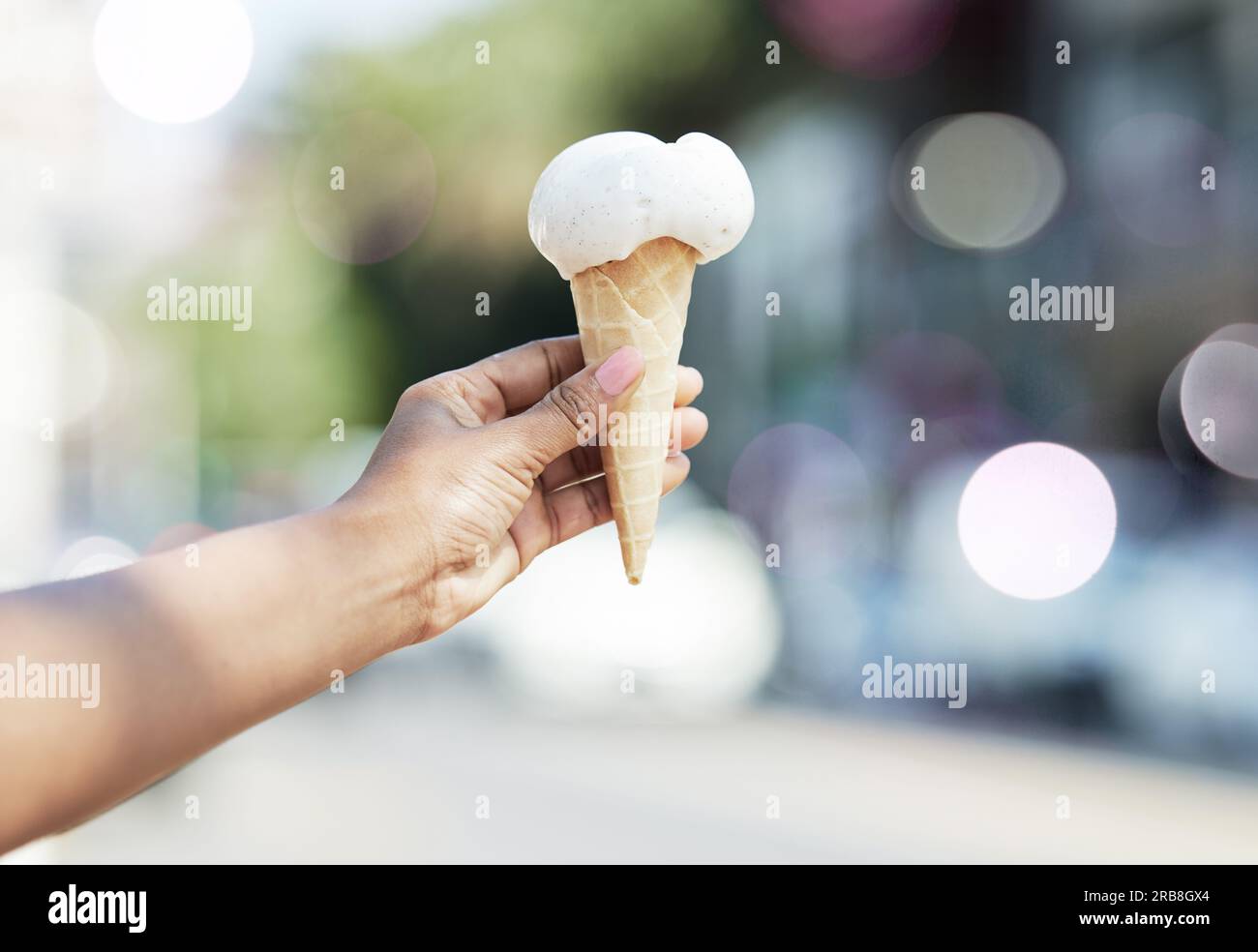Hand holding ice cream free hi-res stock photography and images - Alamy