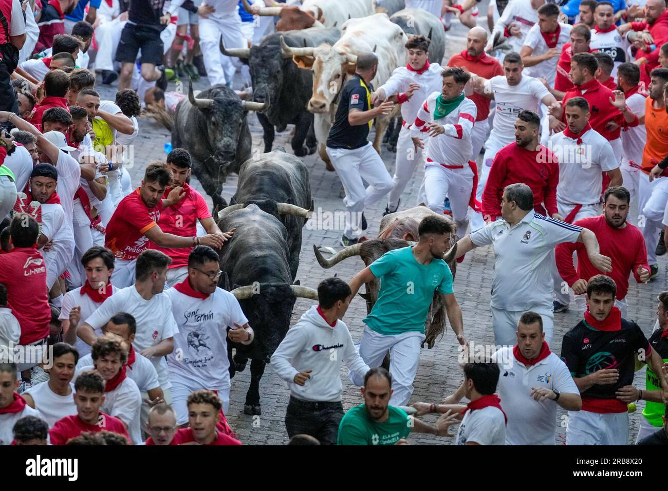 Pamplona, Spain. 08th July, 2023. A crowd of bull runners makes their ...