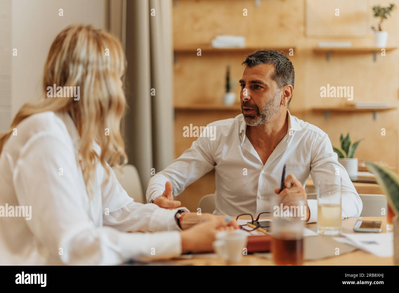 Inter generational conversation hi-res stock photography and images - Alamy