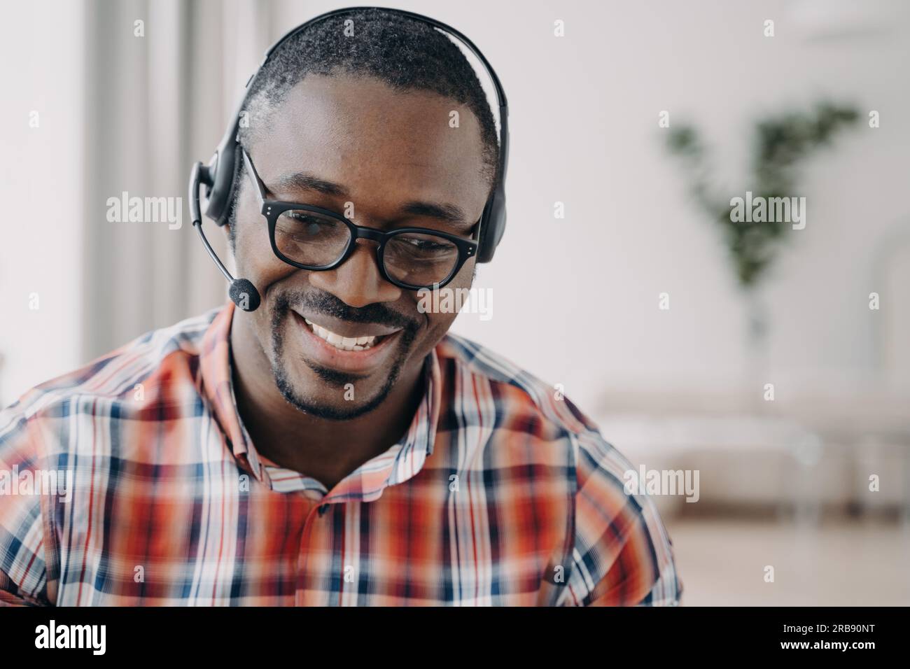 Call center worker black hi-res stock photography and images - Alamy