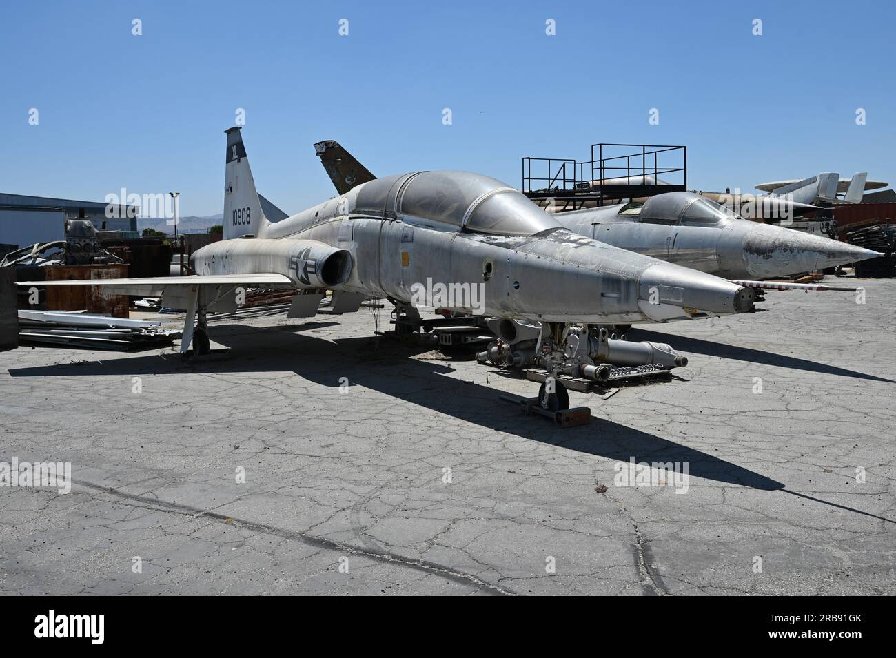 Plane rotting in an aircraft bone yard Stock Photo - Alamy