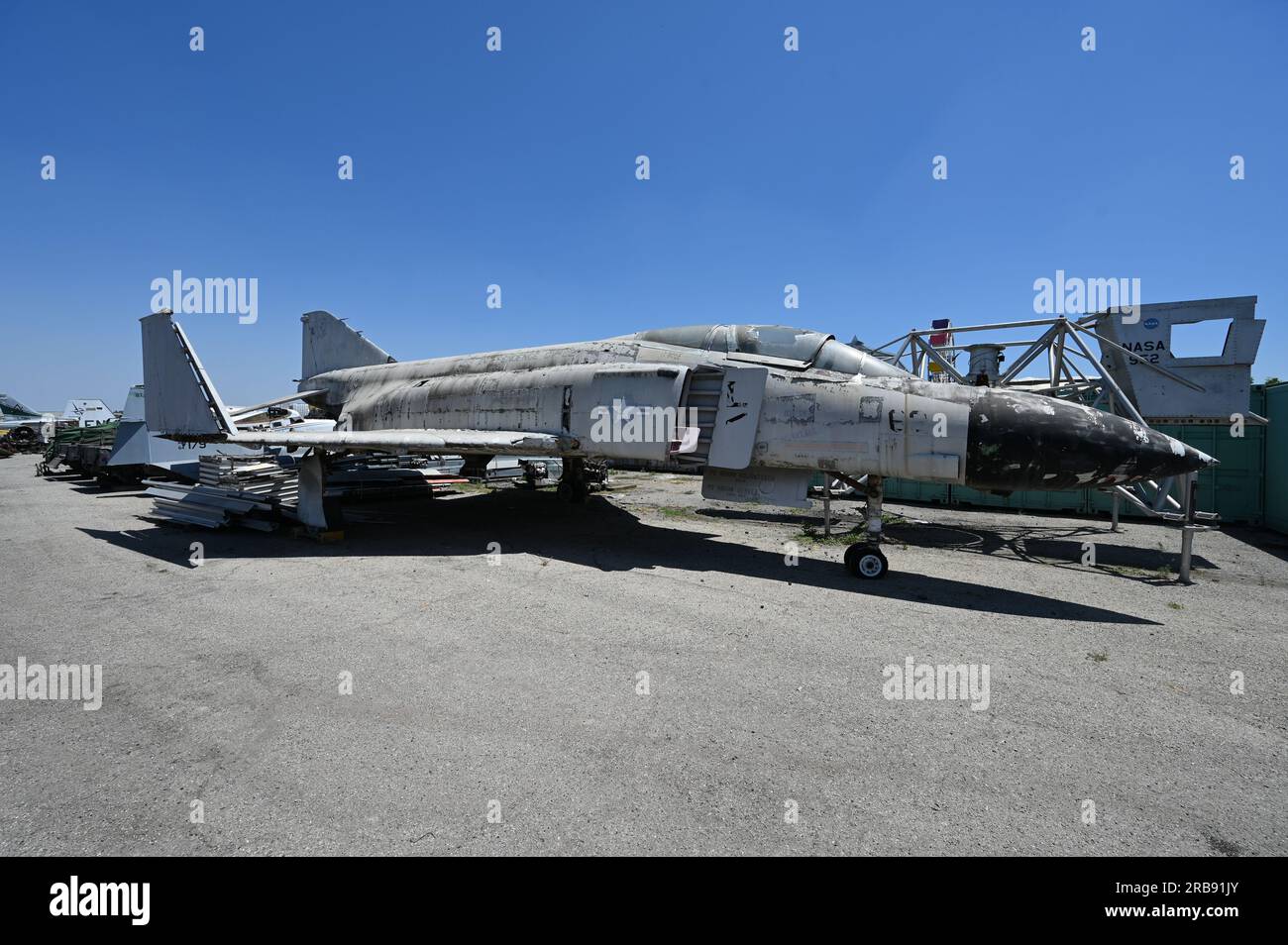 Plane rotting in an aircraft bone yard Stock Photo - Alamy