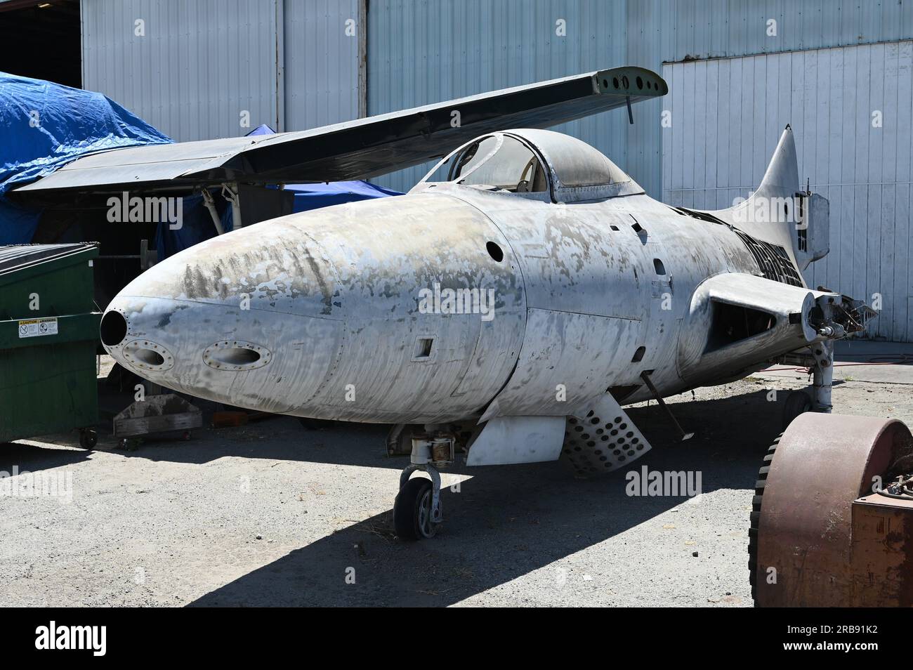 Plane rotting in an aircraft bone yard Stock Photo - Alamy