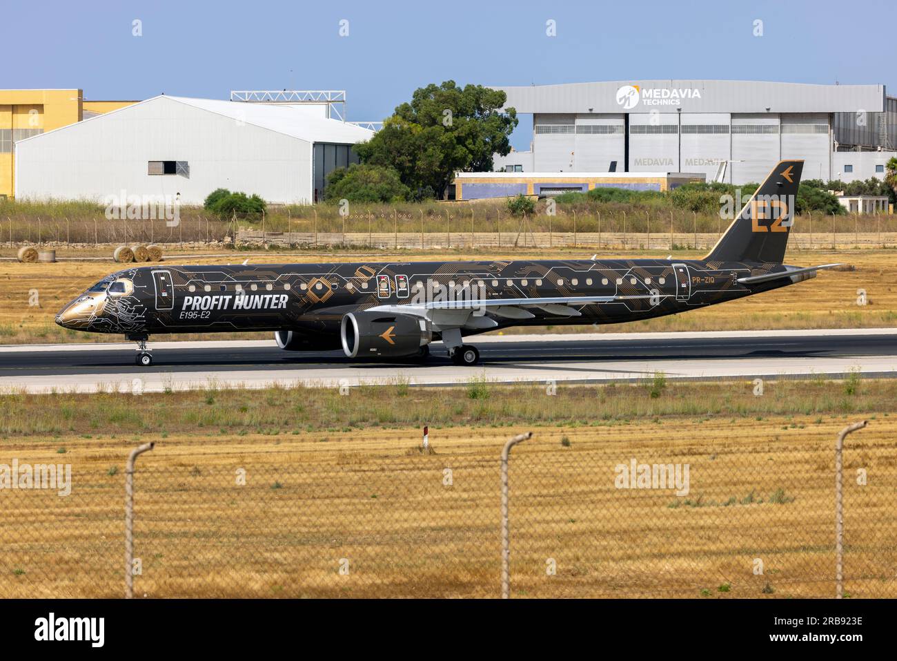 Embraer 195 E2 STD (ERJ-190-400STD) (REG: PR-ZIQ) departing after a ...