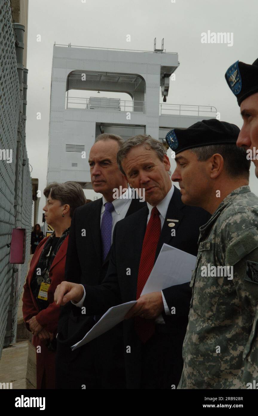Visit of Secretary Dirk Kempthorne to the Folsom Dam Overlook and ...