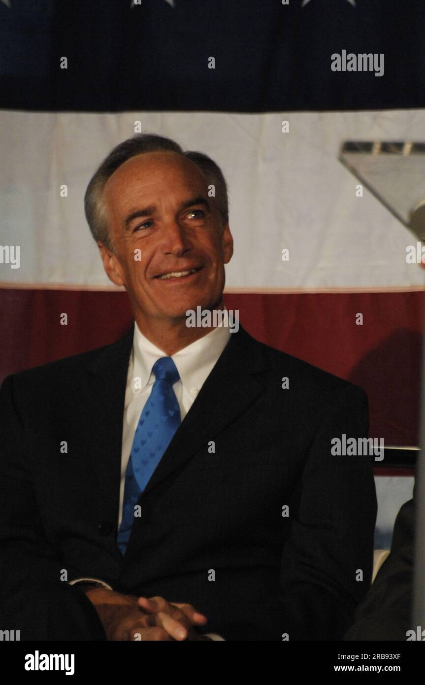 Secretary Dirk Kempthorne waiting to deliver remarks at opening ...