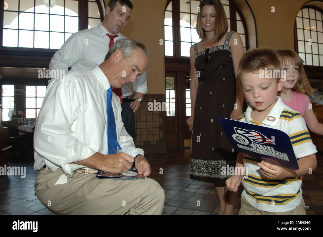 Secretary Dirk Kempthorne with members of the family of his Senior ...