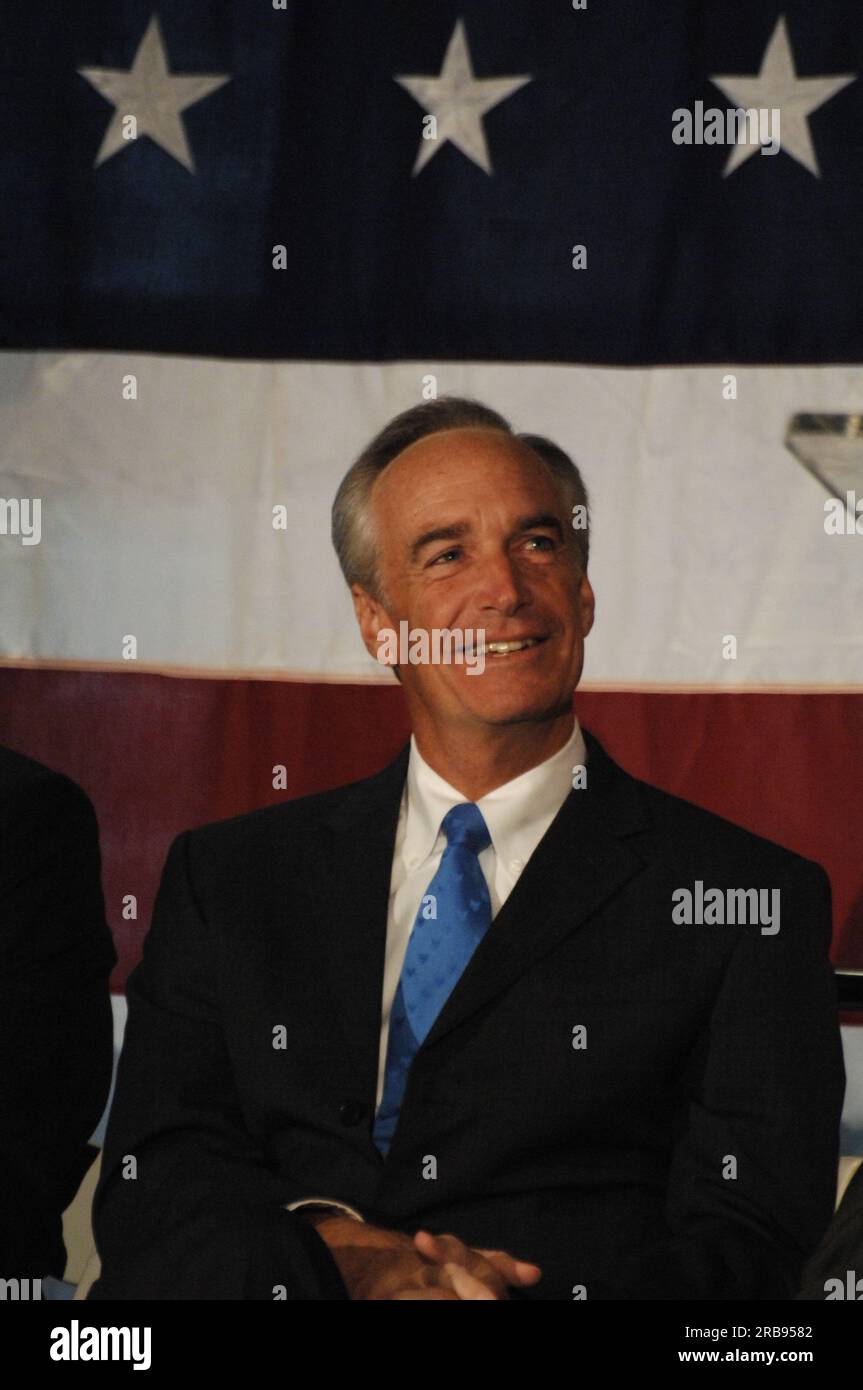 Secretary Dirk Kempthorne waiting to deliver remarks at opening ...