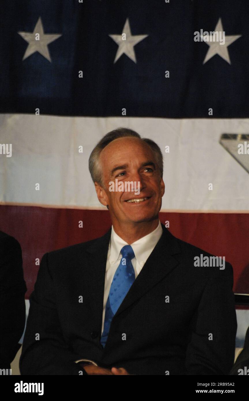 Secretary Dirk Kempthorne waiting to deliver remarks at opening ...