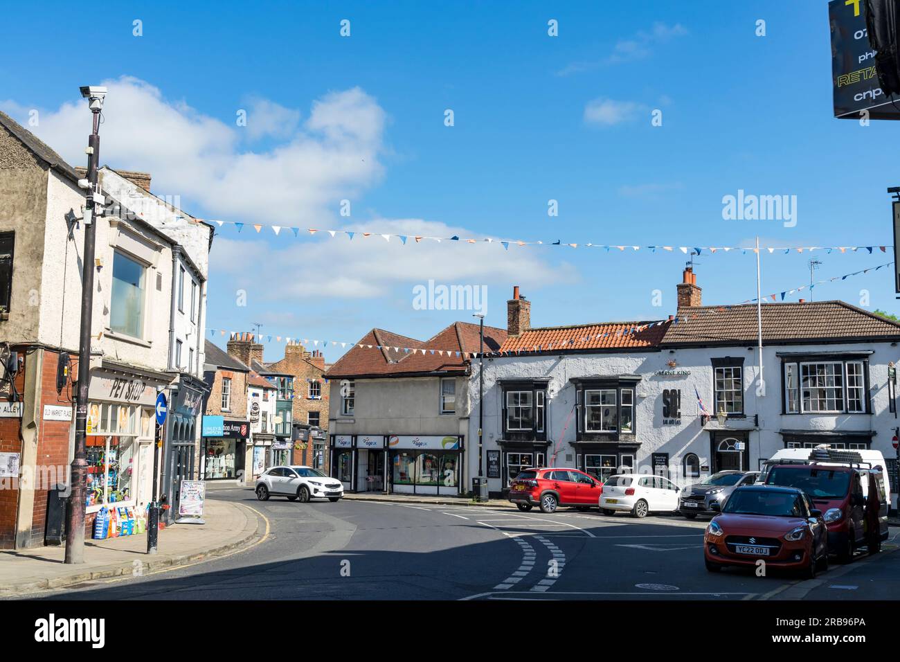 View along Queen Street to North Street, Ripon city, North Yorkshire ...