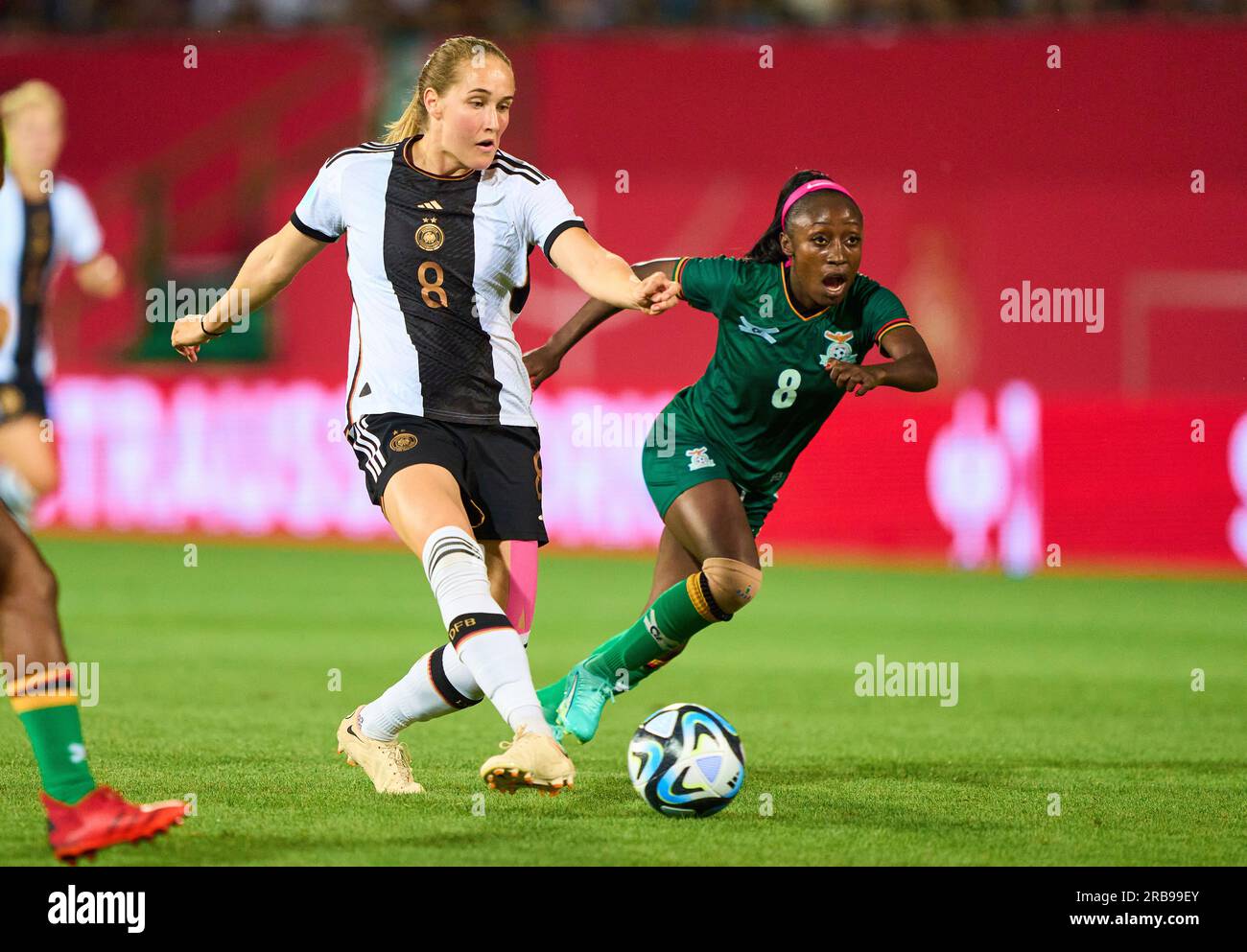 Sydney LOHMANN, DFB Frauen 8 compete for the ball, tackling, duel ...