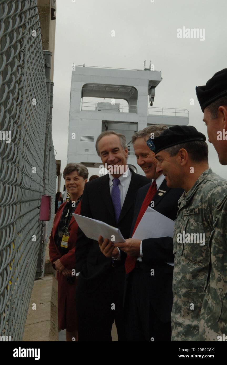 Visit of Secretary Dirk Kempthorne to the Folsom Dam Overlook and ...