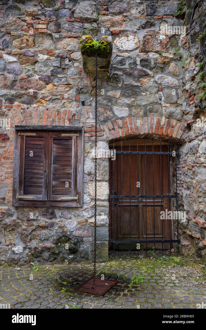 Medieval well hi-res stock photography and images - Alamy