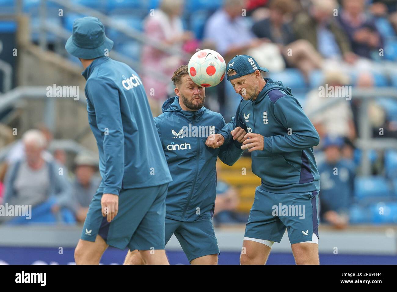 Stuart broad and joe root hi-res stock photography and images - Alamy